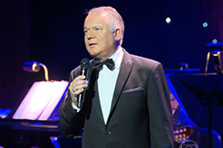 Rio de Janeiro Municipal Theater celebrates Frank Sinatra's centenary